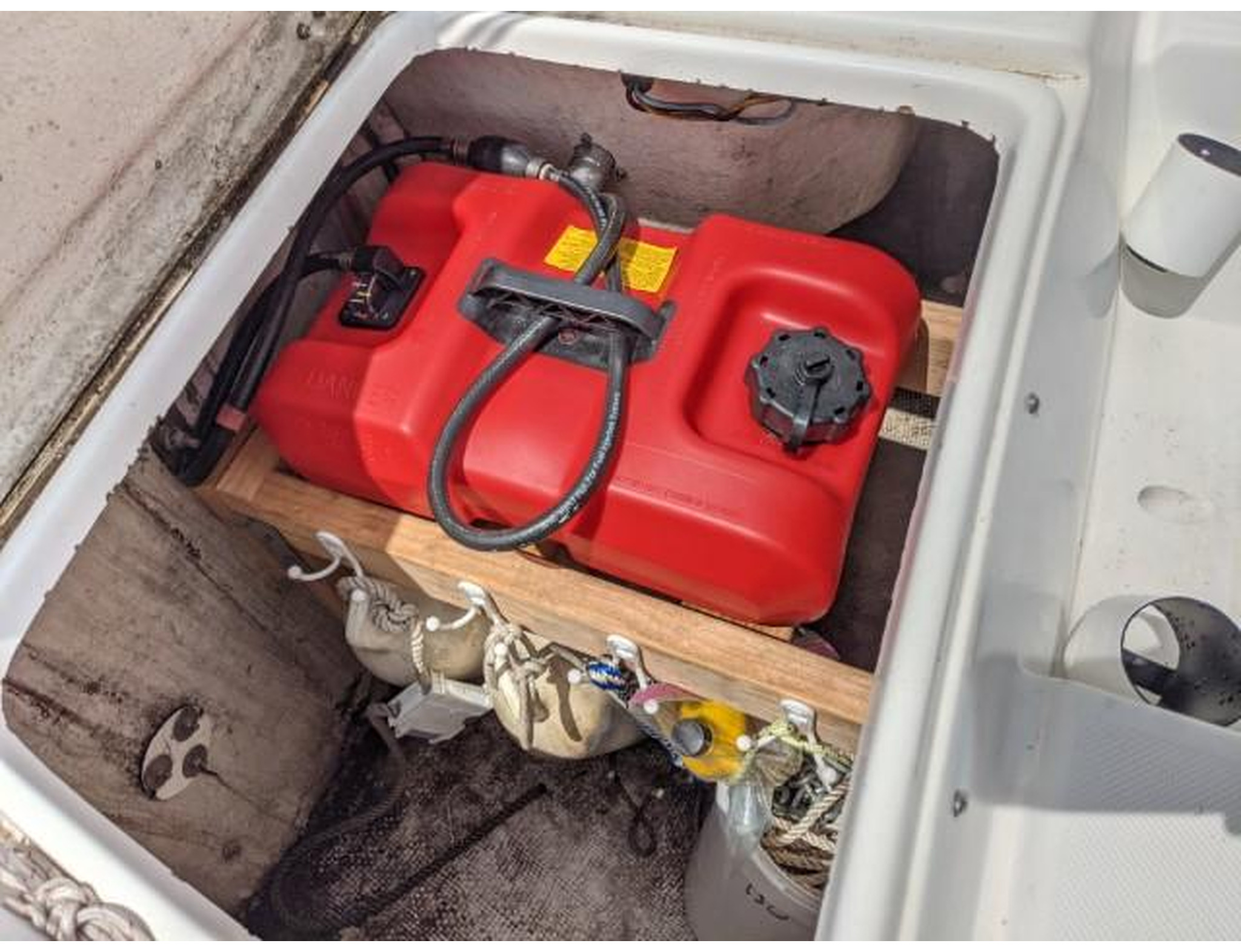 Lazarette rack for fuel tank and fenders Fuel tank - Macgregor Mods